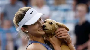 Tennis player Anna Kalinskaya shares her victory with her dog. – Total News