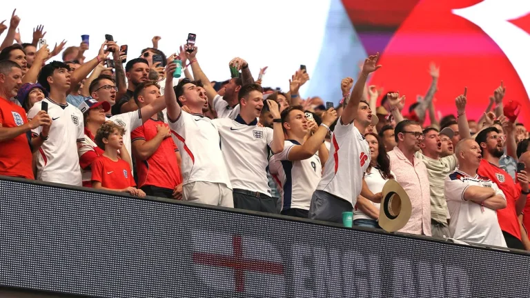 English soccer fan in large cowboy hat shares ideal review of Texas ...