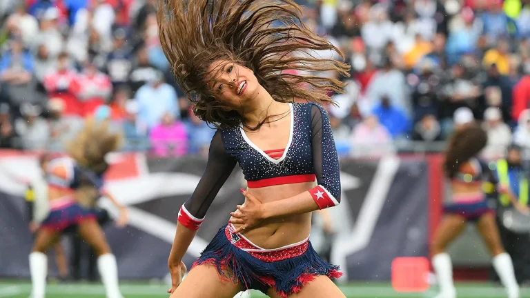 Scottish fan reacts excitedly upon encountering New England Patriots ...